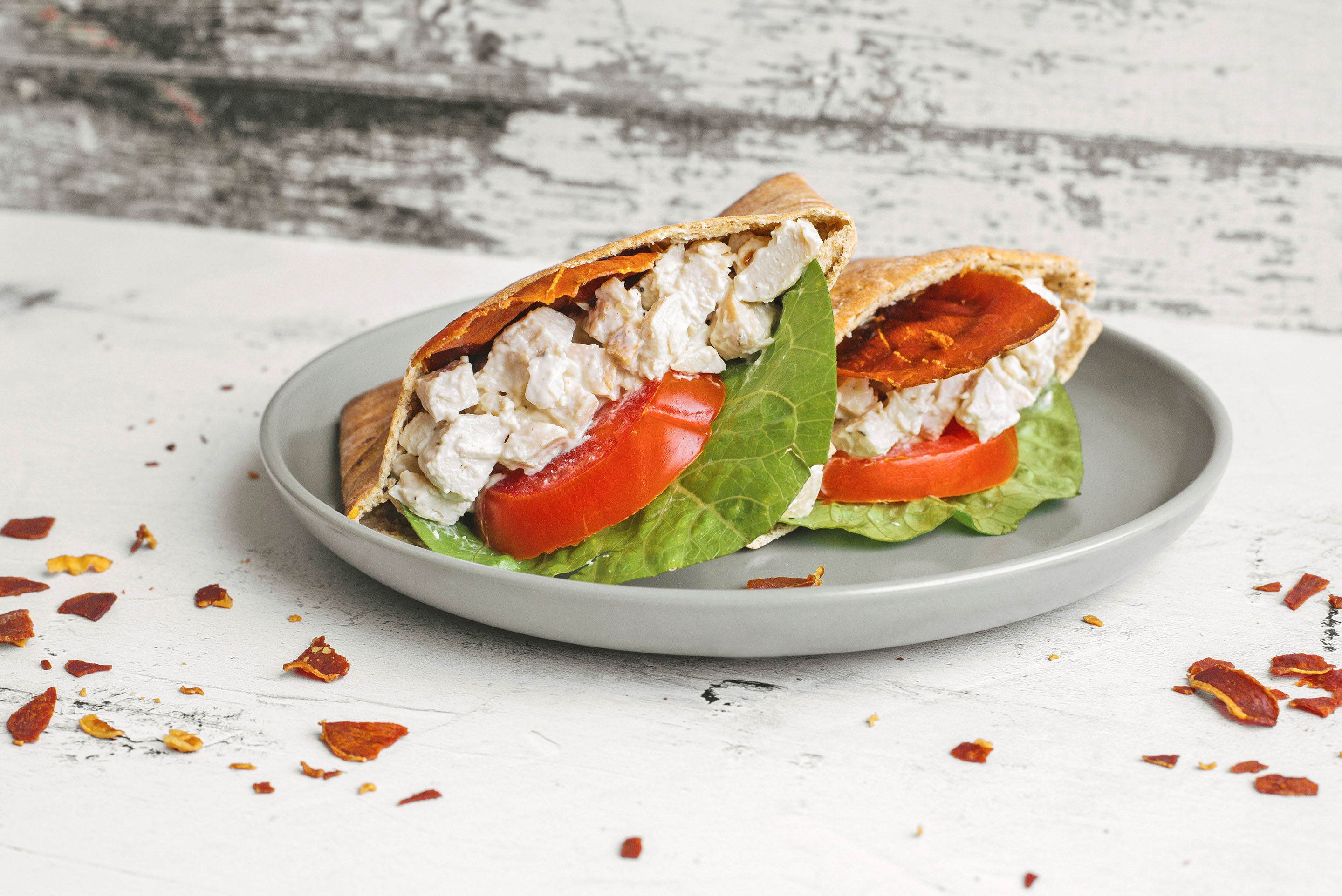 Sandwich pita style BLT au poulet et prosciutto | TOUGO