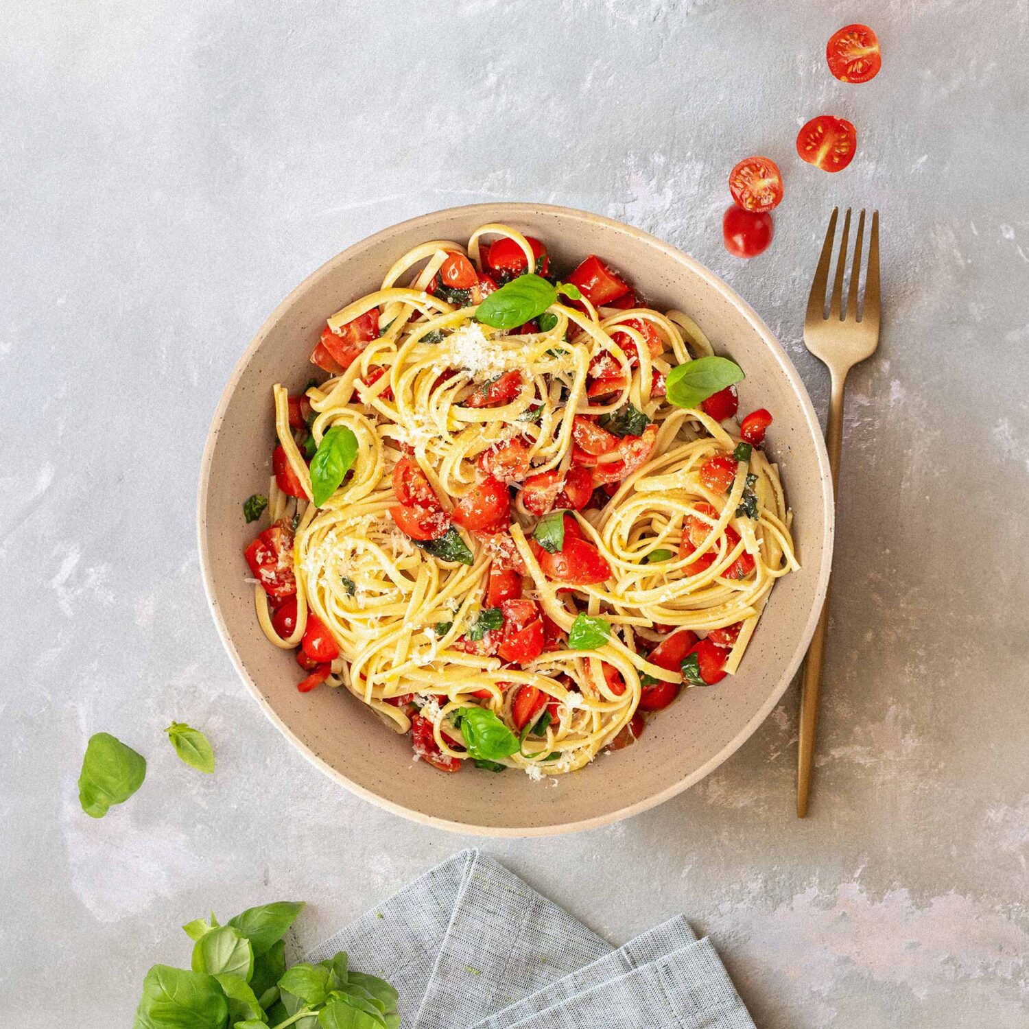 Pasta alla crudaiola aux tomates cerises marinées | TOUGO